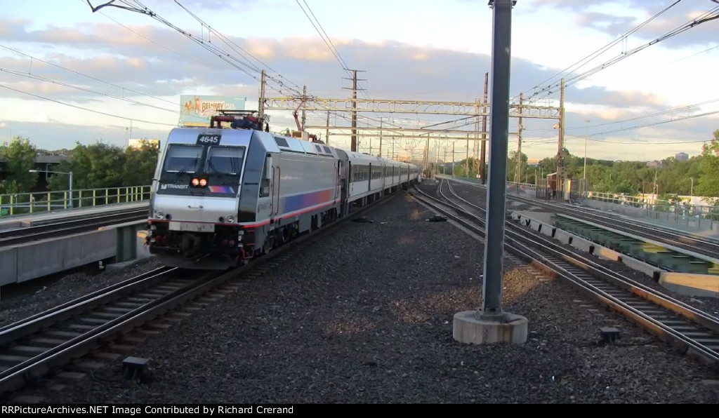 Train 6359 Pulling In